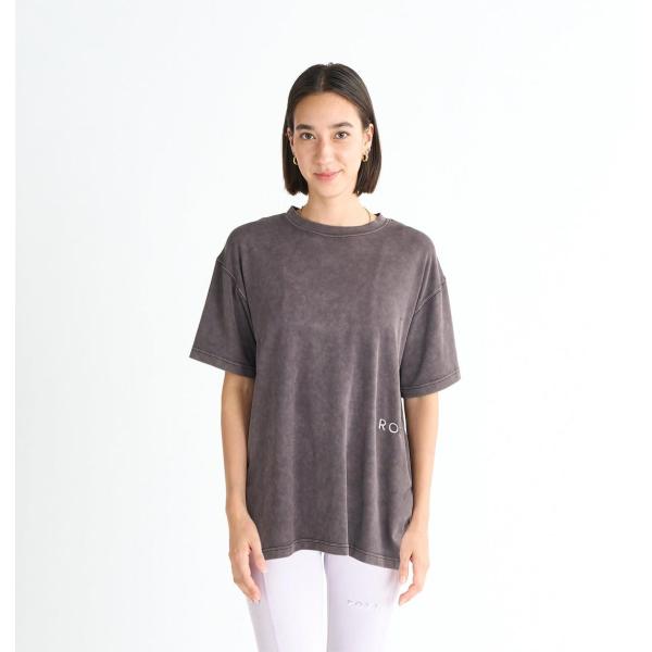 ヴィンテージの風合いを色落ちで表現したTシャツ。オーバーサイズなので、ゆったりと着こなせます。ブラトップの上にカバーアップとして着たり、レギンスと合わせたコーディネートがおすすめ。やわらかくパウダータッチな素材感が特徴です。水陸両用で、速乾...