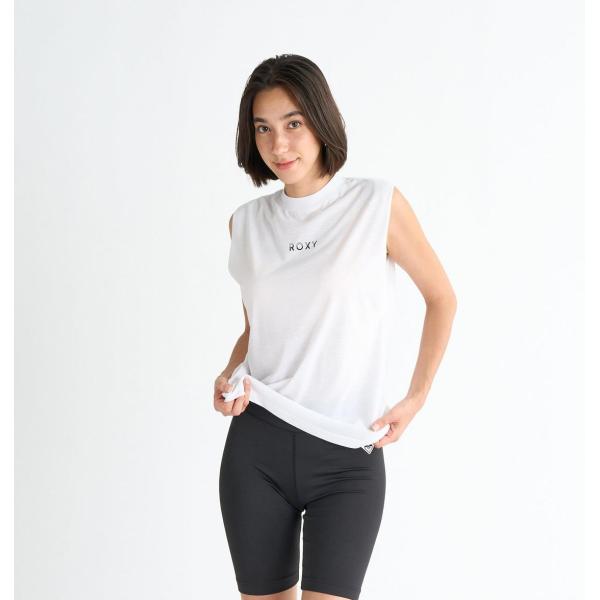 表面感のあるスラブ調ポリエステル素材のノースリーブトップス。肩のタックで、動きのあるシルエットがポイント！脇下部分はマチがあるので、インナーが見えないようになっています。気になる二の腕をカバーできるデザインなのも嬉しい一着。速乾性のある素材です。