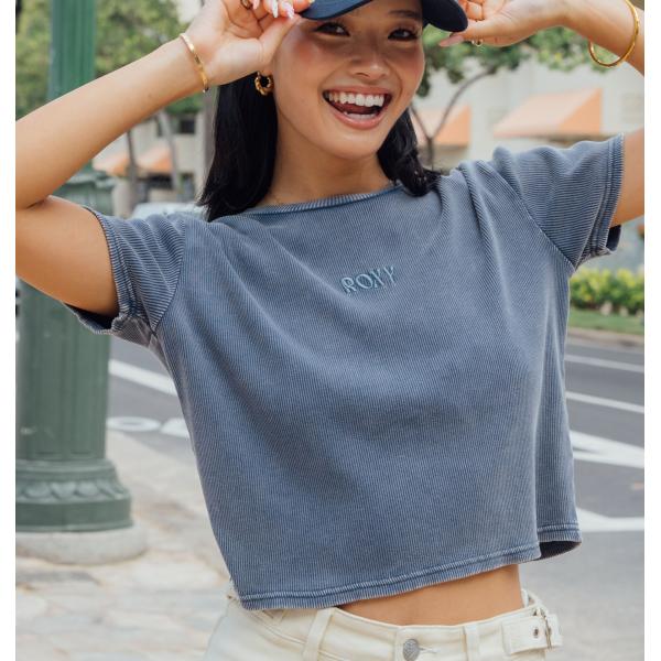 着心地のいい、コットン100％のリブ素材Tシャツ。製品染めで洗い感のある生地感が特徴です。ゆったりした身幅でクロップド丈のシルエットです。ハイウエストボトムと合わせたコーディネートがおすすめです。2025 ROXY CRUISERS x N...