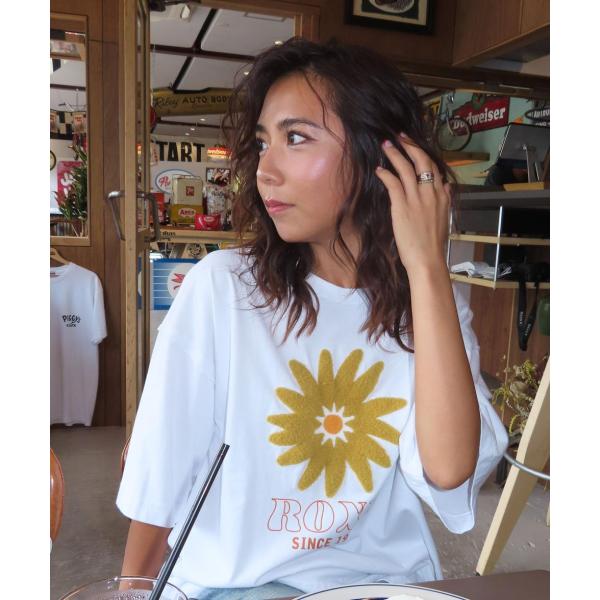 フロントに大きな立体感のあるフラワーモチーフの刺繍をあしらった、クルーネックTシャツ。ドロップショルダーで身幅広めのゆったりしたシルエット。ドロップショルダーで身幅広めのゆったりしたシルエット。バックショルダーにはメッセージグラフィックの刺...