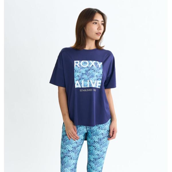 ワイドシルエットのドロップショルダーTシャツ。前後で着丈差をつけたラウンドヘムで、後ろはお尻が隠れる丈感に仕上げました。フロントにはボックス型の柄グラフィックにメッセージロゴを重ねてプリント。同柄のレギンスとセットアップで着用するのはもちろ...