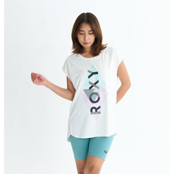 ゆったりとした身幅のTシャツ。肩から落ちる袖が気になる二の腕をカバーしてくれる、安心のデザインです。カラフルな幾何学柄を動きを付けて配置、ROXYロゴを重ねてアクティブな印象のプリントに仕上げました。裾にスリットを入れ、後ろの着丈を長めにし...