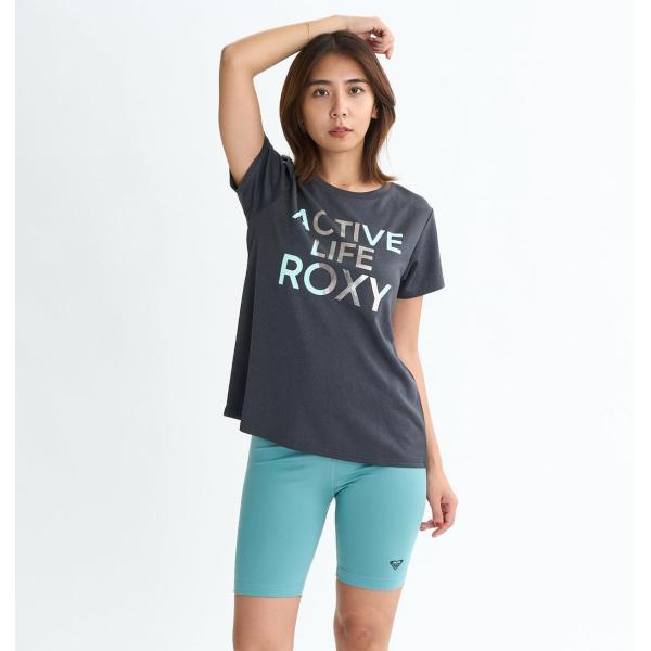 シンプルなBOXシルエットのメッシュ生地を使用したTシャツ。ラバープリントと箔プリントを斜めに切り替えたデザインのメッセージロゴがポイントです。1枚持っていると使い回しの効く便利なアイテム。水陸両用のマルチフィットで、速乾・UVカット機能付き。