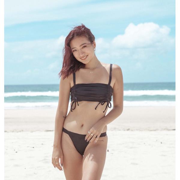 太陽のモチーフを織り込んだジャガード素材の水着。バンドゥタイプのブラトップは、胸下のドローコードで水着の幅サイズを変更できるので、どんな体型の人にも合わせられるのが特徴です。ボトムのウエストには切り替えのデザインを施しました。3色展開です。