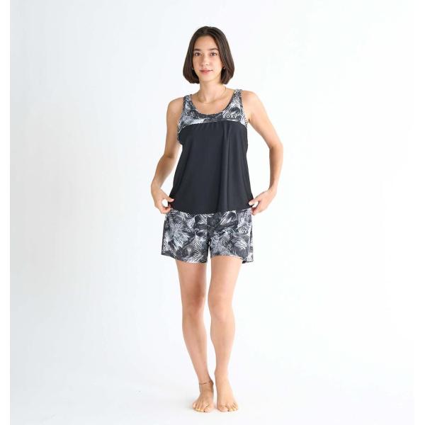 胸元に切り替えをあしらった、レイヤードデザインが特徴のセットアップスイムウェア。ピッタリと安心感のあるインナーに、ドレープのキレイなふんわりしたタンクトップでシルエットをカバー。ボトムは股上深めのキュロットタイプで、ヒップラインをきれいに見...