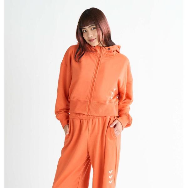 ショート丈のワイドシルエットZIP UPパーカー。軽めの裏毛を使用しているので、乾きやすいのが特徴です。ボディには刺繍のROXYマークを縦に3つ並べてアクセントをプラス。フード口のロゴアイレットもポイントで、裾と袖口をリブで仕上げました。同...