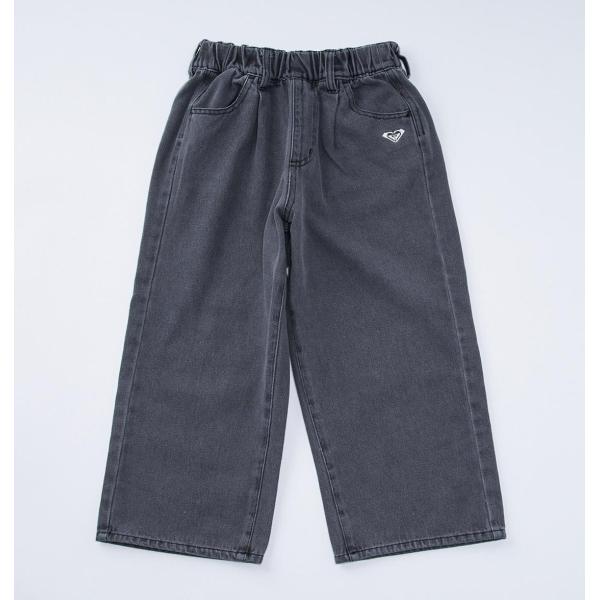 デニムのフルレングスパンツ。ウエストはぐるりゴム仕様で普通のデニムパンツのようにボタンを外す必要がないので、脱ぎ着がラクチンです。ポケットの下にROXYハートの刺繍を施しました。ワイドシルエットでトレンド感のある着こなしになります。■デニム...