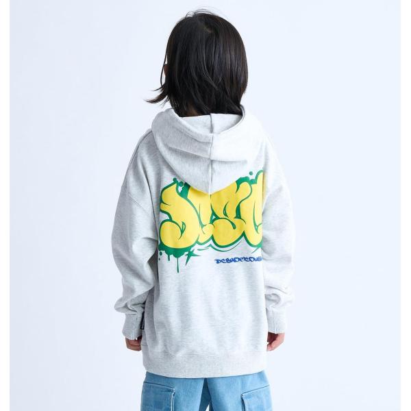 ストリート感あふれるポップなグラフィティロゴが印象的なフーディ。膨らみのある発泡プリントを採用し、バックスタイルをより印象的に仕上げました。裏毛のフリース生地を使用。オーバーサイズなシルエットがラフな抜け感を演出します。太めのボトムスと組み...