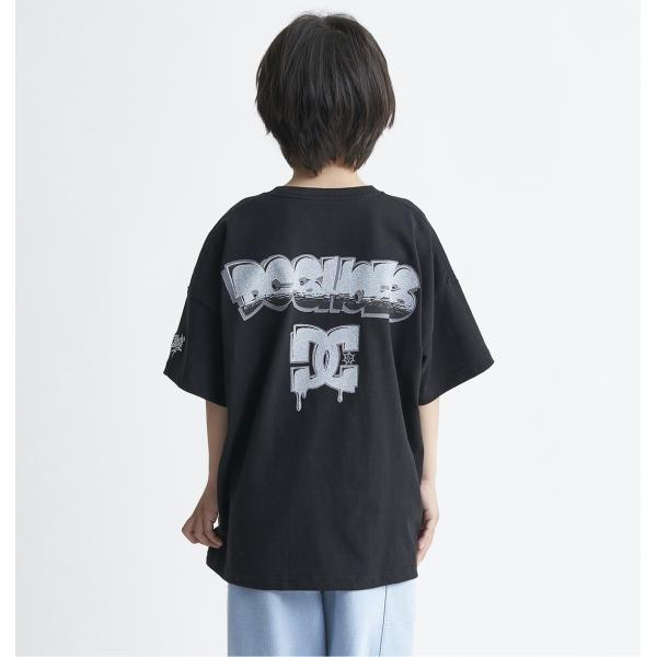 ストリート感あふれるグラフィティロゴをバックスタイルに取り入れた、オーバーサイズシルエットの半袖Tシャツ。胸元と左袖にさり気なくあしらったロゴもポイントです。生地にはコットン天竺生地を使用。ボリューム感のあるボトムスと組み合わせた、キッズら...