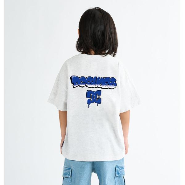 ストリート感あふれるグラフィティをバックスタイルに取り入れた半袖Tシャツ。左胸元と左袖にもグラフィティロゴをレイアウト。生地にはコットン天竺素材を使用。ドロップショルダーとオーバーサイズシルエットも魅力です。ボリューム感のあるボトムスと組み...