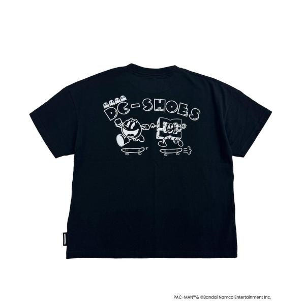 PAC-MANとDC君がスケボーに乗って一緒にゴーストから逃げているオリジナルグラッフィックをバックプリントした半袖Tシャツ。膨らみのある発泡プリントを採用し、より印象的に仕上げました。生地には肌触りの柔らかなコットンジャージー素材を使用。...