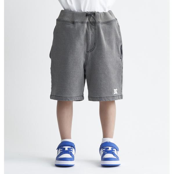 ストレッチ生地を使用したオーバーサイズシルエットのショーツ。左裾にあしらわれたDCスターロゴの厚盛り刺繍が、シンプルなデザインにアクセントを加えます。ウエストはストッパー付きのドローコード仕様で、お子さまでも簡単にサイズ調整が可能です。春夏...