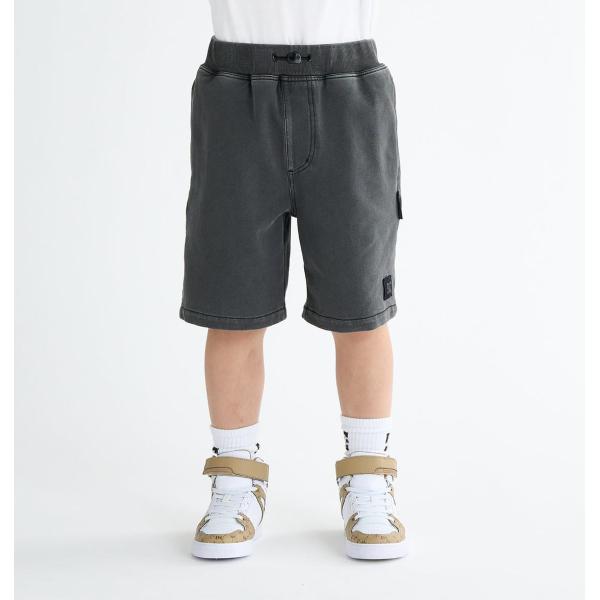 ストレッチ生地を使用したワイドシルエットのショーツ。左裾にはワンポイントにDCスターロゴワッペンをあしらいました。ニットデニム生地に加え、ピグメント加工を施したバリエーションをラインナップ。ウエストはストッパー付きのドローコード仕様。春夏シ...