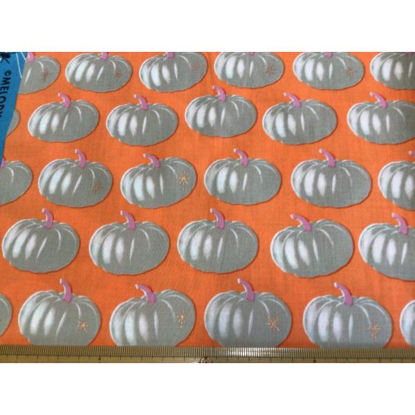 ☆メーカー moda南瓜の大きさは約4cmほどです。ところどころにメタリックペイントがあり、ポイントになっています。☆表示価格について・生地商品の表示価格は 10cmの値段です。☆購入数について・購入数[1]で 10cmのご注文となります。...