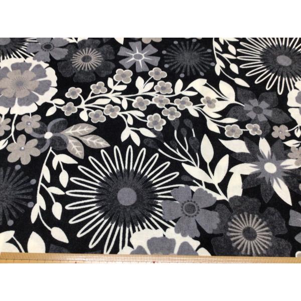 ☆メーカーmoda☆デザイン BASICGREY date night☆サイズ  縦50×よこ110cm☆小さな花柄がスクエアにプリントされていて、その中に大きな花がプリントされているような柄になります