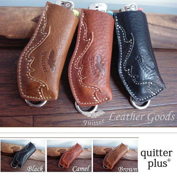 シャープなフォルムが特徴のライターケースが登場！しっとりとした質感の良いオイルバケッタレザーに、さらにモミ加工を施しヴィンテージ感をプラス★よく見るとquitterのシンボルであるコウモリがパッチワークされているコダワリと職人のミシンテクニ...