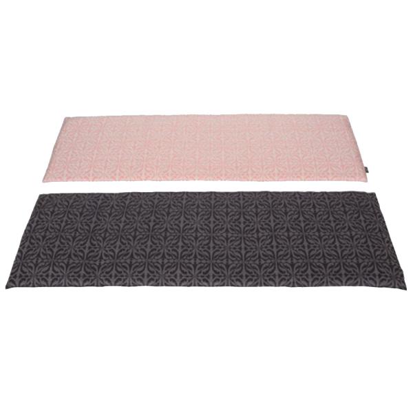 シンプルながら上品な雰囲気を持つデザイン。リビングやお部屋など様々な場所で幅広くお使い頂けます。