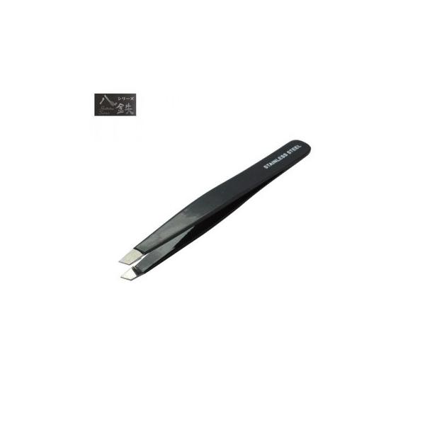 パキスタンの職人によって手作業で製造加工された毛抜きです。刃先は面で毛を捉えられるように加工しているので、毛を逃がさずキャッチして抜くことが出来ます。ステンレス製で錆に強く、衛生的にご使用いただけます。