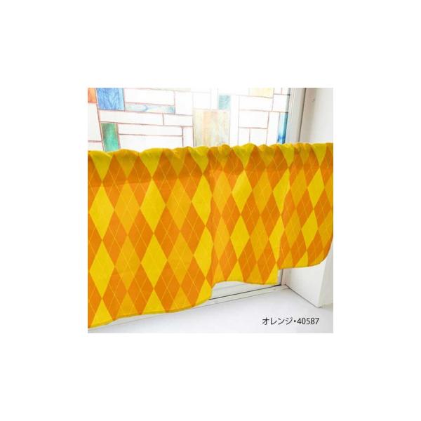 同系色で描かれたアーガイルチェックがシンプルながらもおしゃれな印象を与えてくれるカフェカーテンです。