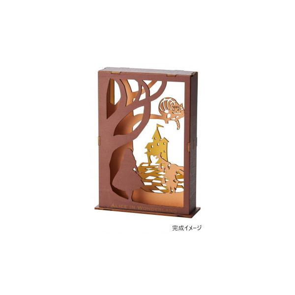 木製パネルを組み立てるとライト付きのシャドウボックスに変身。