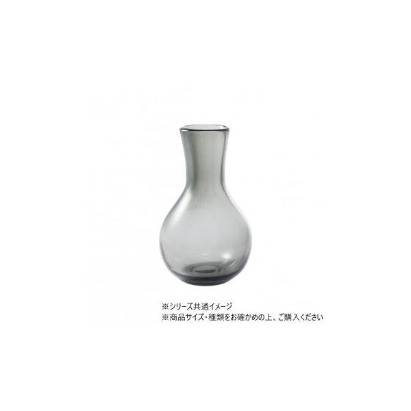 職人によって手作業で作られたガラス花瓶です。1つ1つ形や色などは異なり、生花にもグリーンにもドライにも合わせやすいデザインです。