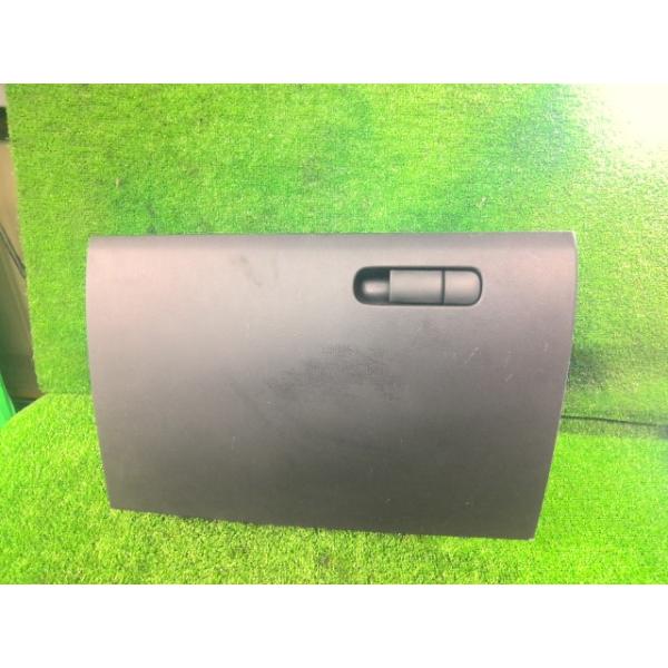 **** 商品説明を必ずご確認ください ****部品管理番号：320260512970210メーカー純正品番：KD77-64-030B部品名：グローブBOX部品区分：リサイクル品車名：ＣＸ−５車両タイプ名：5DJワゴン通称型式：KE2FW認...