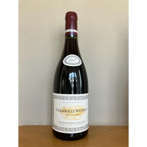 プルミエ・クリュ「レ・プラント」と村名畑「コンブ・ドルヴォー」をブレンドして造られる、ワンランクもツーランクも上の村名『シャンボール・ミュジニィ』。ミュニエのスタイルと言えばその優美でエレガント・柔らかなタッチですが、2つの畑のキャラクター...