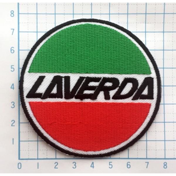 ■サイズ(約):7.5cm×7.5cm■持ち物を飾ったり、穴の開いたところにぺたっと張って補修したりと便利なアイロンワッペンです。■裏面糊付き刺繍アイロンワッペン※あて布をしてのアイロン接着をお勧めいたします。