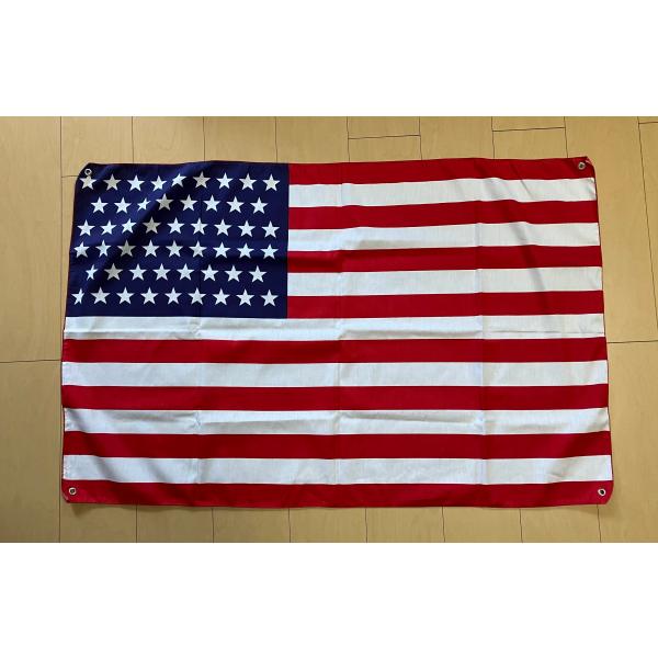 アメリカの国旗タペストリーです。押しピンなどで壁などに固定することができます。旗の4角にそれぞれピンホールがございます。サイズ縦：(約)110cm縦：(約)71cm（※ほとんど目立たないですが製造工程上で少しインクが飛んでいる箇所がある場合...