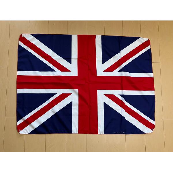 イギリスの国旗タペストリーです。押しピンなどで壁などに固定することができます。旗の4角にそれぞれピンホールがございます。サイズ縦：約107cm縦：約78cm（※ほとんど目立たないですが製造工程上で少しインクが飛んでいる箇所がある場合があります。）