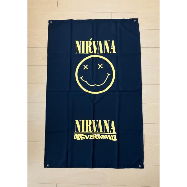 ニルバーナのタペストリーです。押しピンなどで壁などに固定することができます。旗の4角にそれぞれピンホールがございます。サイズ縦：約119cm縦：約75cm（※ほとんど目立たないですが製造工程上で少しインクが飛んでいる箇所がある場合があります。）