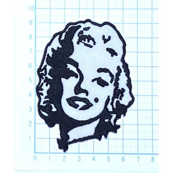 ■サイズ:(約)9.5cm×6.5cm■持ち物を飾ったり、穴の開いたところにぺたっと張って補修したりと便利なアイロンワッペンです。■裏面糊付き刺繍アイロンワッペン※あて布をしてのアイロン接着をお勧めいたします。