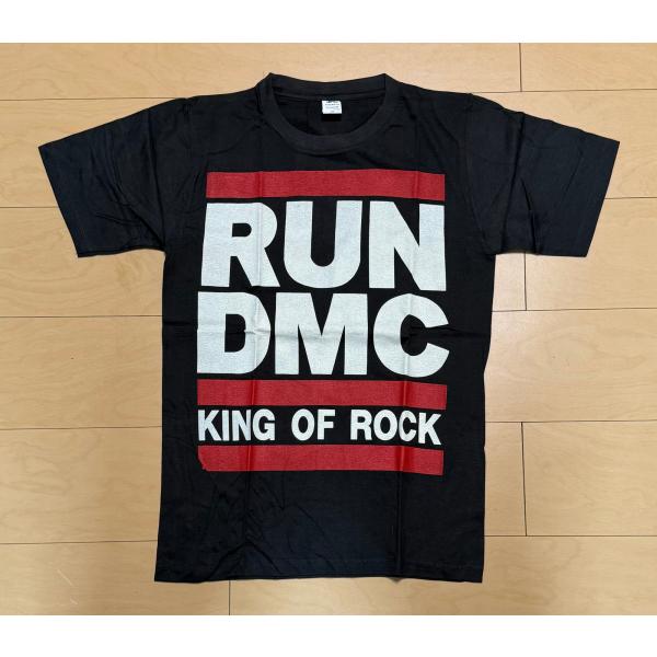 素材:綿100％サイズ:着丈/肩幅/身幅/袖丈[M](約)着丈66cm/肩幅39cm/身幅44cm/袖丈21cmカラー:ブラック系ラモーンズのロックTシャツです。 少しビンテージ加工されていてカッコいい一枚です。Tシャツ1枚でも格好いいです...