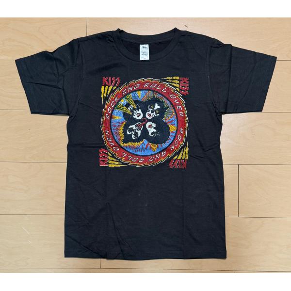 素材:綿100％[M](約)着丈64cm/肩幅39cm/身幅44cm/袖丈20cmカラー:ブラック系KISSのロックTシャツです。 少しビンテージ加工されていてカッコいい一枚です。Tシャツ1枚でも格好いいですしインナーに着ていただくのもお勧...