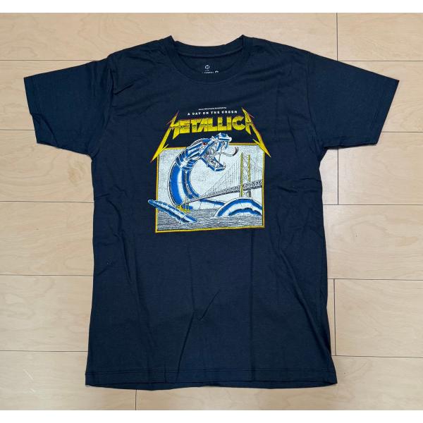 素材:綿100％[M](約)着丈67cm/肩幅41cm/身幅47cm/袖丈20cmカラー:ブラック系メタリカのロックTシャツです。 少しビンテージ加工されていてカッコいい一枚です。Tシャツ1枚でも格好いいですしインナーに着ていただくのもお勧...