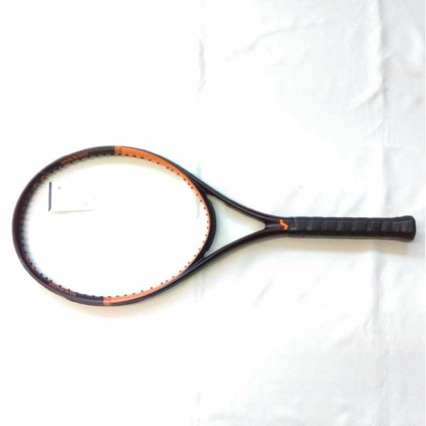 ブラックカラーのラケットです。【商品名】 GRINTA100【メーカー】 その他メーカー【フェイスサイズ】 100平方インチ【フレーム長】 27インチ【推奨テンション】 48〜60lbs【グリップサイズ】 2【重量（実測値）】 302g【フ...