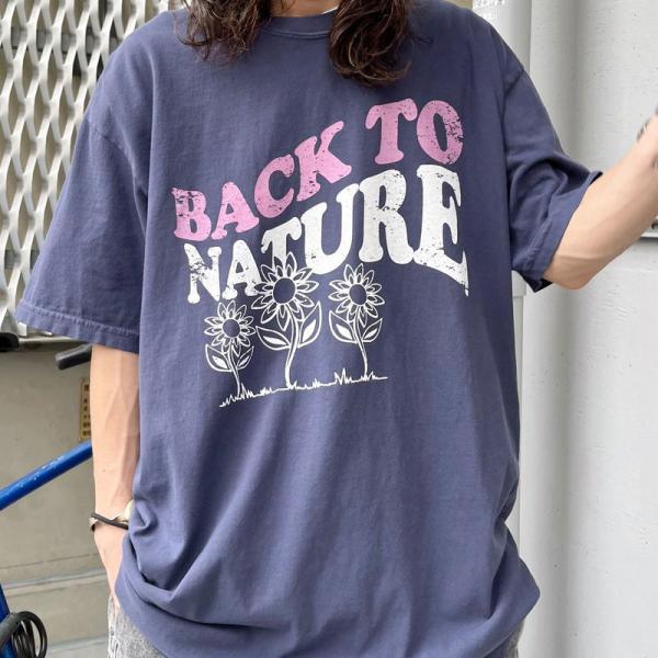 【BACK TO NATURE ピグメント加工プリントTシャツ】ヒッピー感のある花をモチーフにしたプリント。サイズ感はゆったりサイズなので、ユニセックスでも着用頂けます。■商品のポイント・ウェーブロゴを配した雰囲気のあるピグメント加工Tシャ...