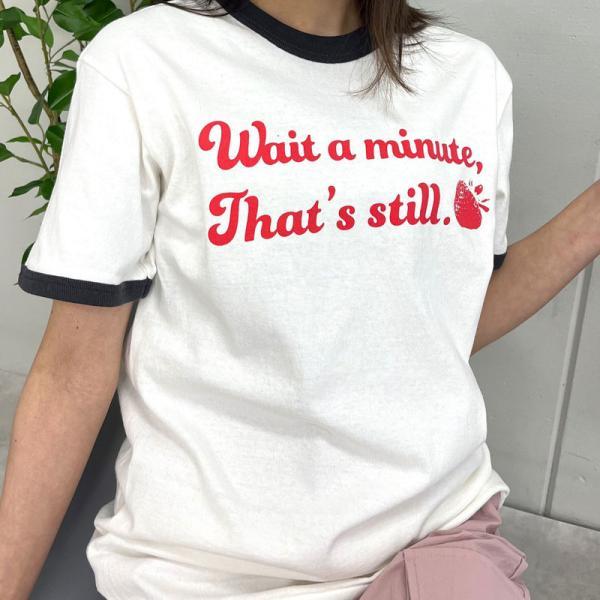 【WAIT A MINUTE イチゴプリント リンガーTシャツ】イチゴとレトロなロゴを配したデザイン。デニムやカーゴパンツにも相性の良い、古着にもありそうなデザインを意識。■商品のポイント・リンガーTに単色プリントで施すことで、古着感を演出...