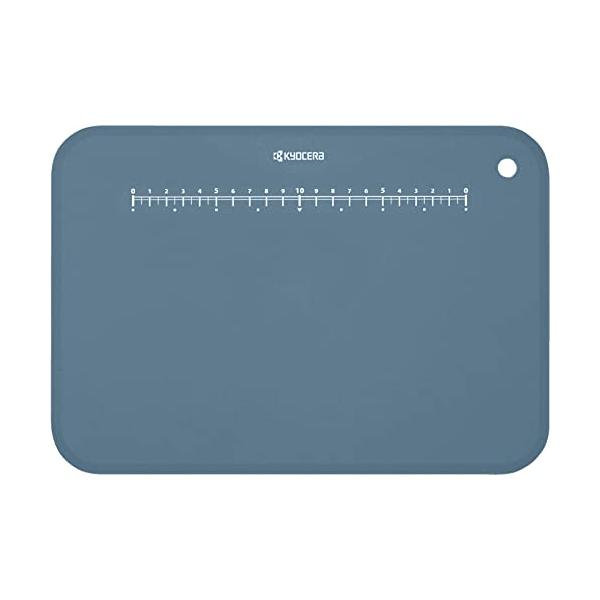 1) まな板ダルブルー/長さ30.1 x 幅21 cm/CC-99 DBU・Color:ダルブルー・パッケージ個数:1・【切った食材をそのまま鍋へ】柔らかい素材だから切った食材をそのまま鍋に運んで入れられる・【すべりにくい加工】表面にはダイ...