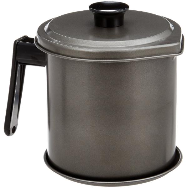 グレー/幅185×奥行140×高さ150mm/H-7902・パッケージ個数:1・素材: 本体・ふた・受け皿・こし網ワク:鉄(ふっ素樹脂塗膜加工) こし網:ステンレス鋼 取っ手・ふたつまみ:フェノール樹脂(耐熱温度150度)