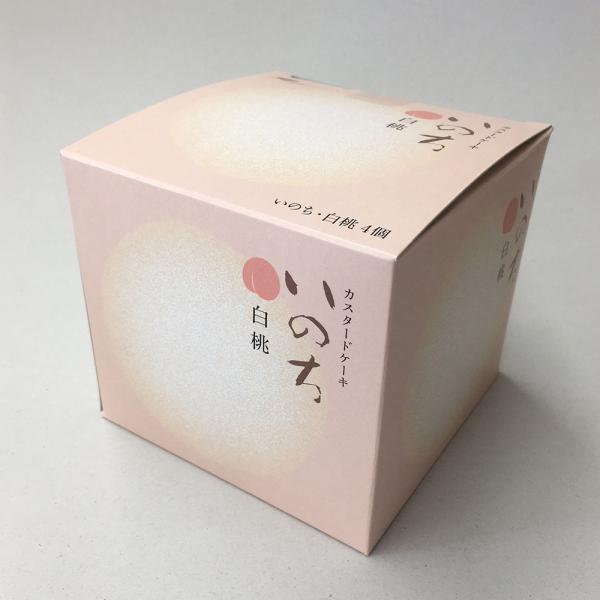 【内容量】4個入【サイズ】11×11×高10cm【原材料名】フラワーペースト（国内製造）、小麦粉調製品（小麦粉、砂糖、脱脂粉乳）、液鶏卵、白桃ジャム、砂糖、食用乳化油脂、洋酒/トレハロース、加工デンプン、グリシン、香料、乳化剤、膨張剤、糊料...