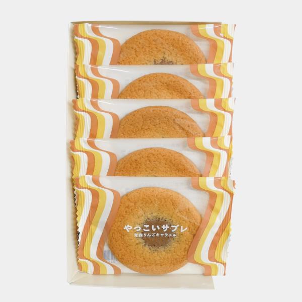 キャラメル風味のチョコにリンゴ果汁を加え、やわらかく焼き上げたサブレです。青森県産リンゴ果汁を使用。【内容】5枚入※印刷箱でお届け（包装していません）【サイズ】22.7×13.5×高2.5cm【賞味期限】製造月日から45日※準備や発送にお時...
