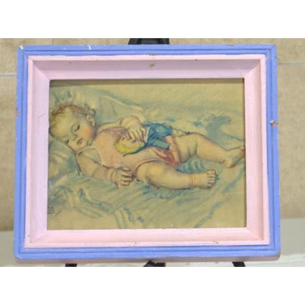 アンティーク　ベビーエンボスピクチャー、ウッドフレーム付。アトラスエンボスピクチャー社がおそらく1950年代に製造したウッドフレーム付きのベビーエンボスピクチャーです。アメリカの人気画家のモード・タウシー・フェンジェルが描いたドールを抱えて...