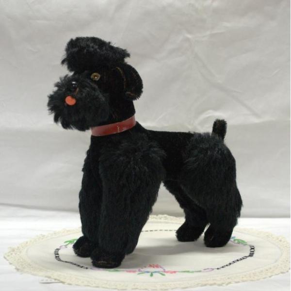 アンティーク　ドール　シュタイフ社　プードル　Snobby。ドイツ　シュタイフ社が製作していた黒のプードル、首輪は経年による傷みがあります。、タグなしです。足は自由に動かせます。サイズ:h22cmｘw20cm