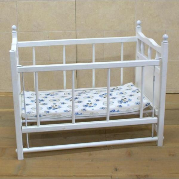 アンティーク ドールベッド。1950年代アメリカ。A Denis Crib HOLYOKE MASSのラベルがあります。サイドの格子片側が下がるようになっています。花柄のビニール製マットが付いて　います。四隅のうち1か所ヘッドがありません、...