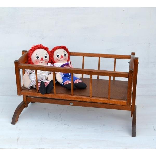 経年で全体にキズや色ハゲがあり、時を経て変色し、シャビーな雰囲気たっぷりのお品です。お花やアートフラワーなどを入れてお部屋のディスプレイに、お人形のディスプレイやショップのディスプレイなどにしても良いですね。ベッドは左右にスイングします。ベ...