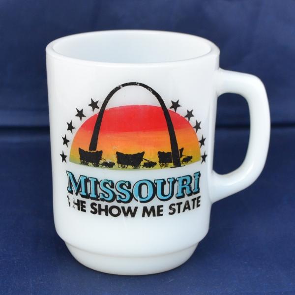 ファイヤーキングマグ ミズーリ、アンカーホッキング社Fire Kingマグカップ MISSOURI。1970年代に作られたスーベニア(お土産)マグシリーズ、アメリカ中西部に位置する「ミズーリ州」をデザインした耐熱ガラスマグカップです。色ハゲ...
