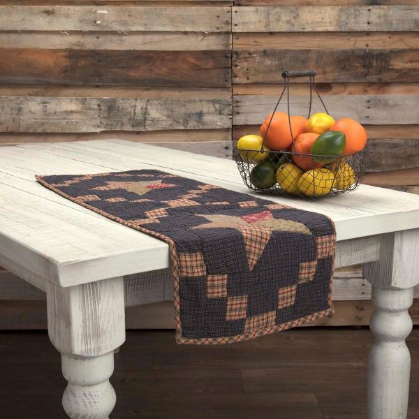 テーブルランナー アーリントン パッチワーク キルト。アメリカ　VHC社のNANCY'S NOOK、Arlington Runner Quilted Patchwork Starです。とってもアメリカンカントリーなパッチワーク　ハンドキルト...