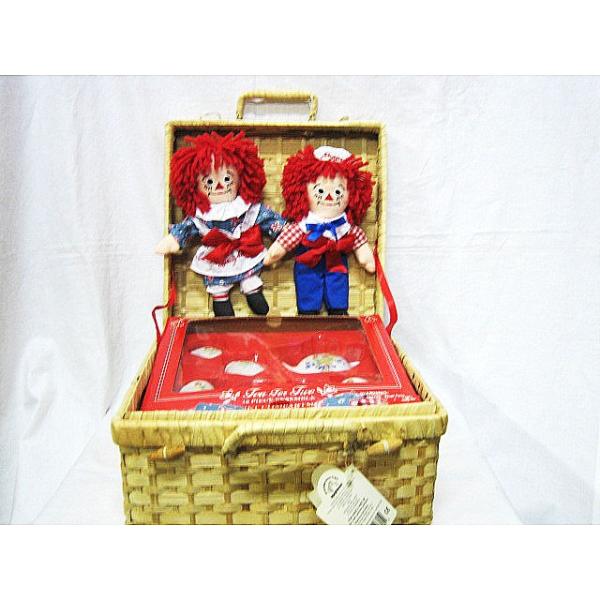 バスケットの中に花柄の陶器ミニTeaセットと22cmAnn&amp;Andyドールが入っています。 バスケットの底の部分が一部壊れています。お買い得です