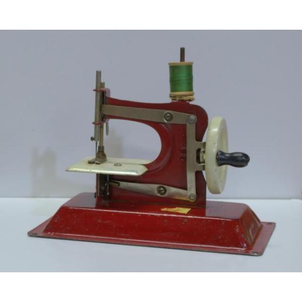 アンティーク　トイミシン　レッド。 Stitch Mistress Gateway(ラベルの端キレがあります。アメリカ製  可愛い赤の手回しミニチュアミシンで、動きます。色ハゲがあります。サイズ:W21,3&amp;times;D11,3&...